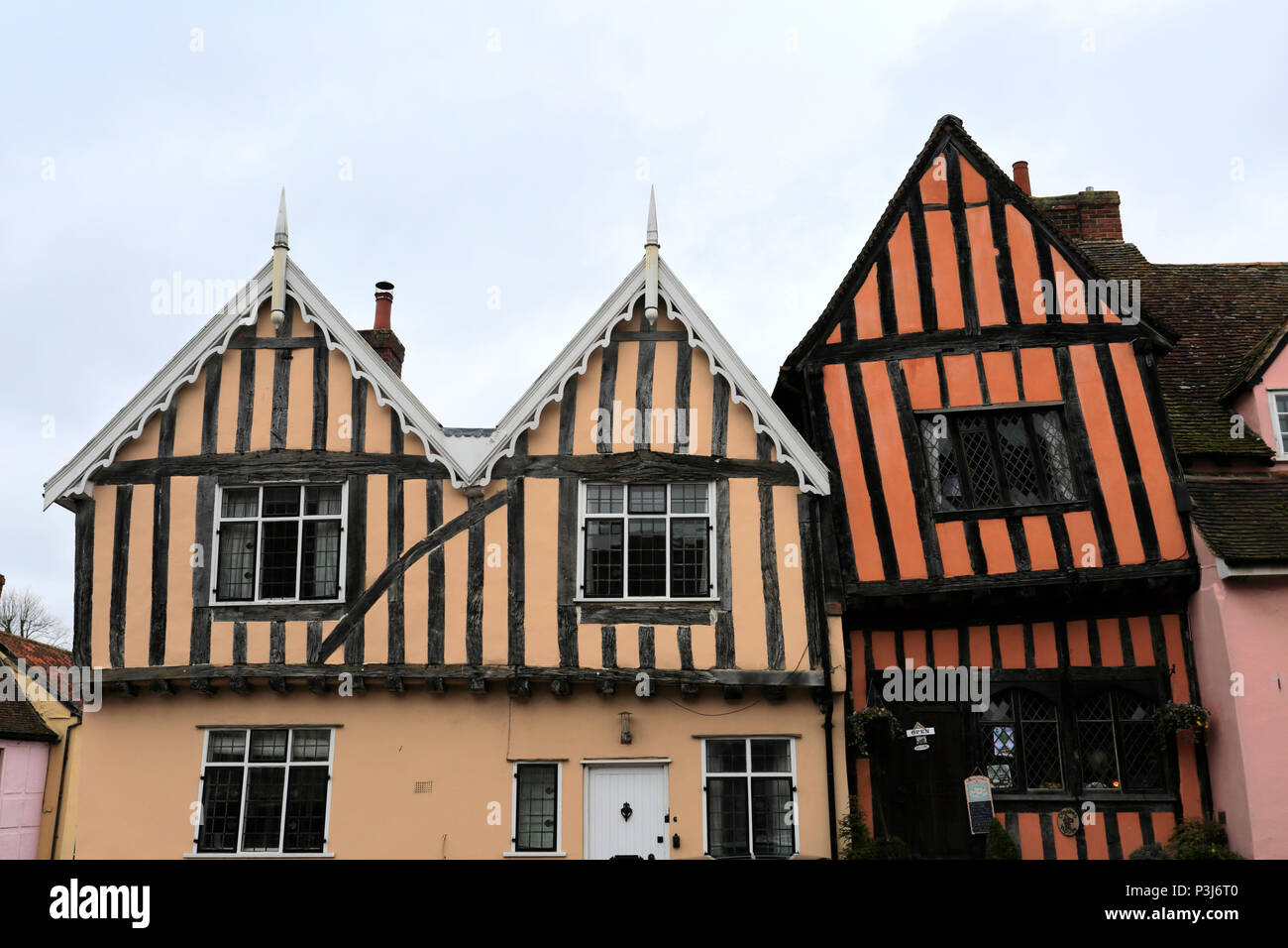 Colorful half timber framed thatched cottages, Lavenham village ...