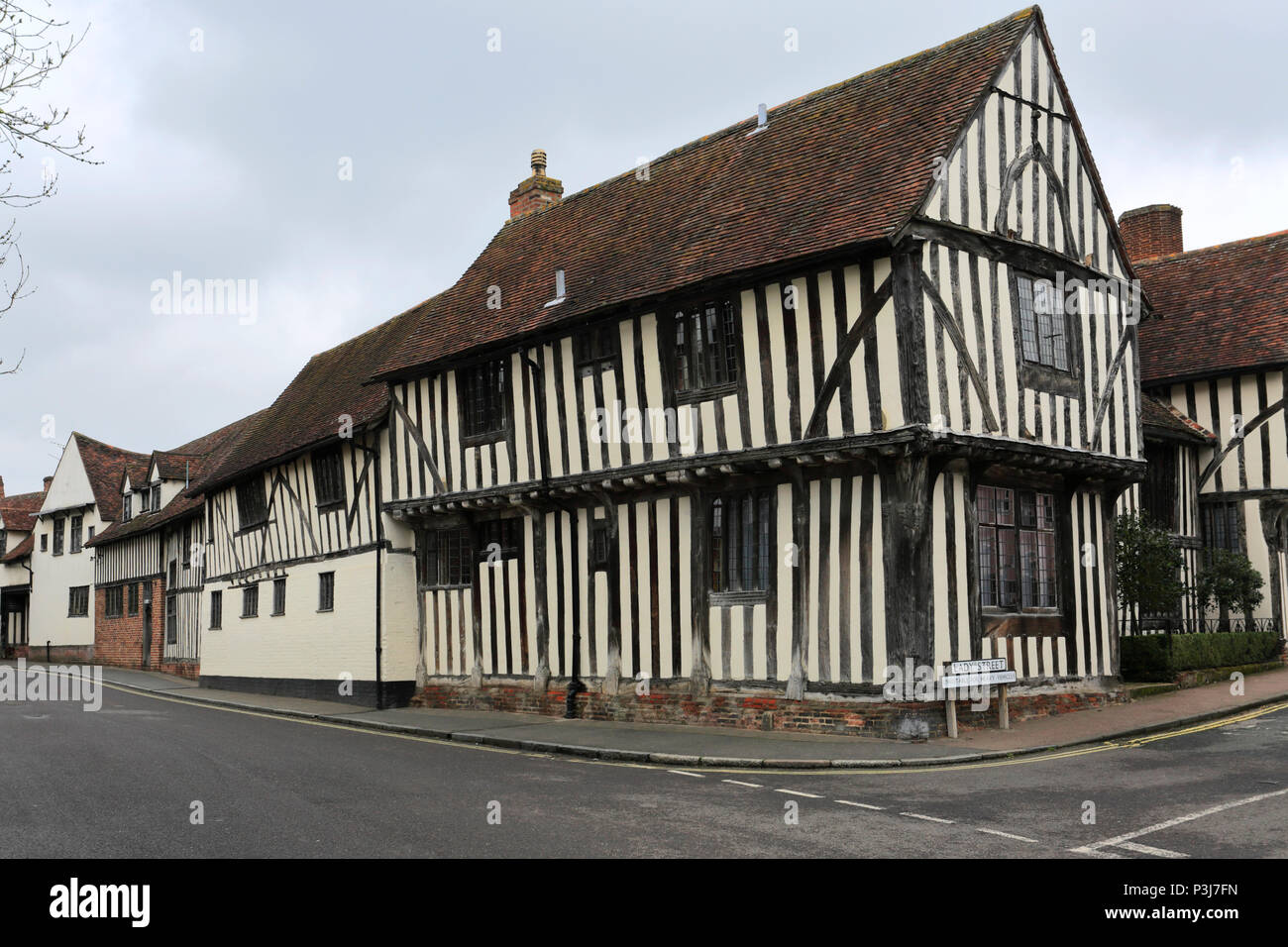 Colorful half timber framed thatched cottages, Lavenham village ...
