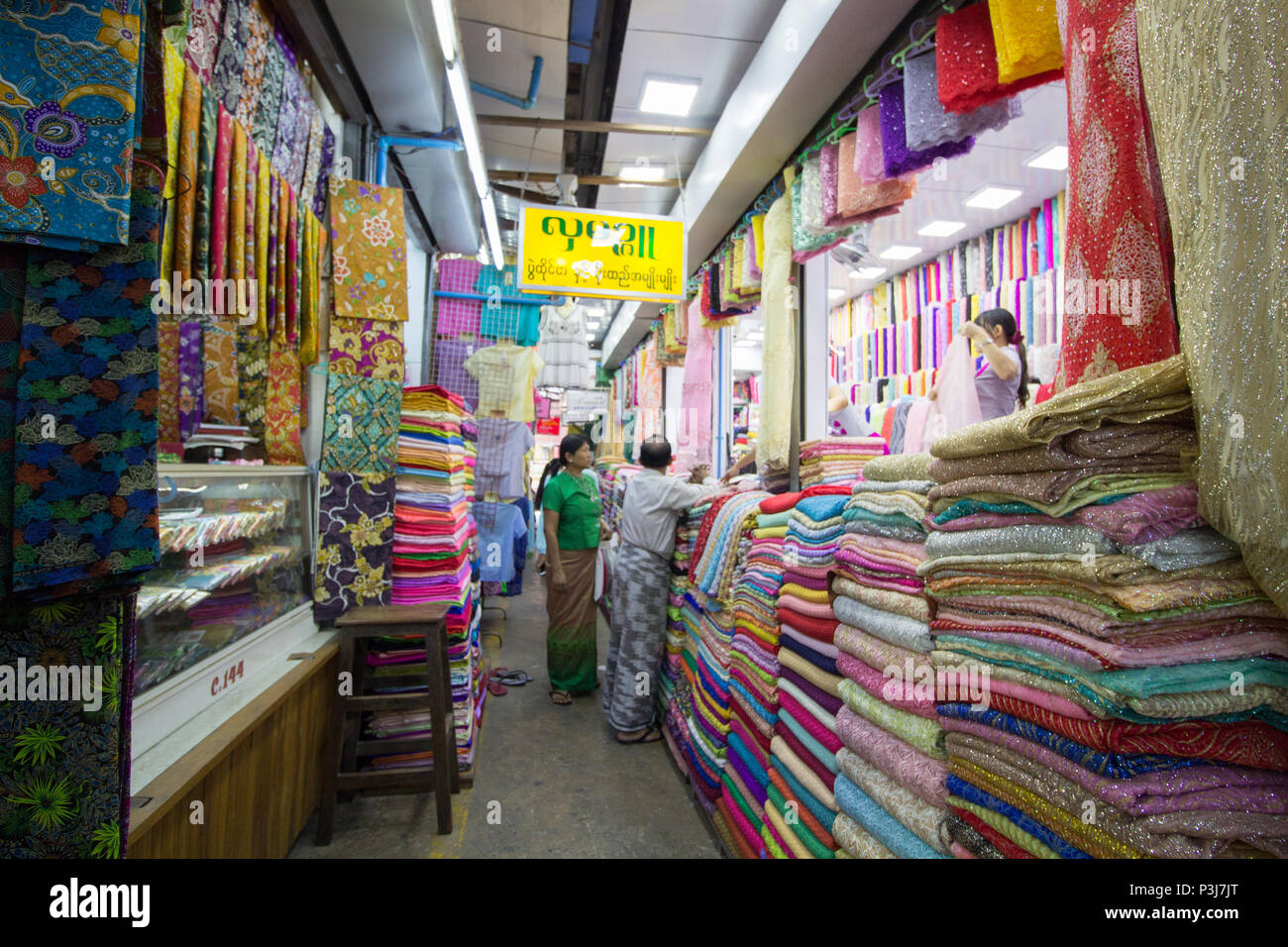 Cloth shop hi-res stock photography and images - Alamy