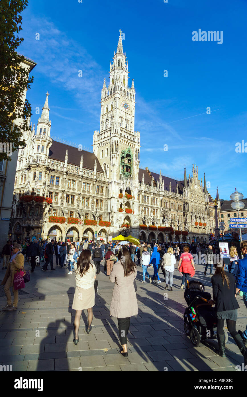 New town hall of marienplatz and marian column at munich hi-res stock ...