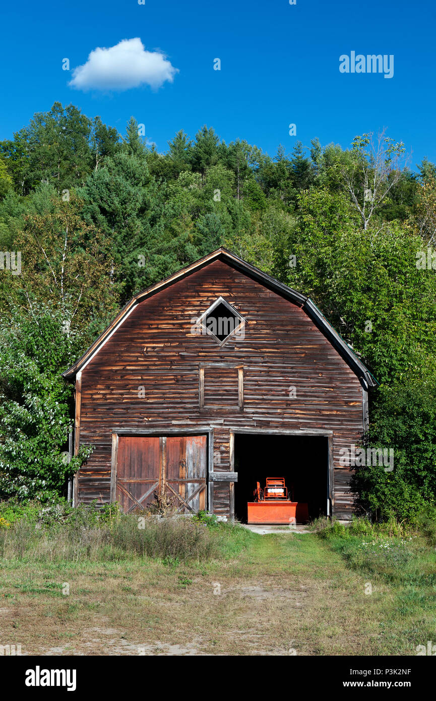 Small wooden barn hi-res stock photography and images - Alamy