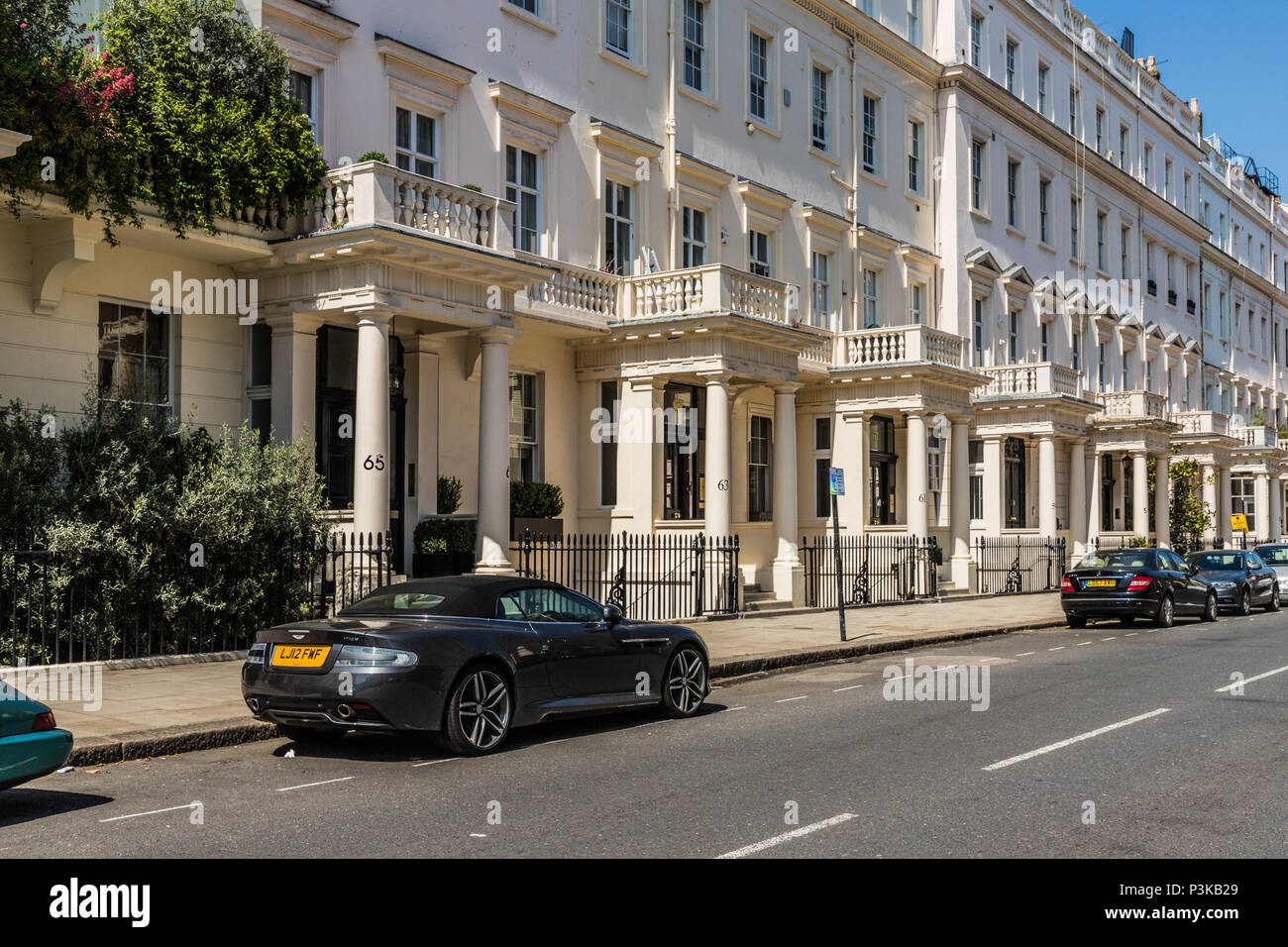London property apartment exterior hi-res stock photography and images ...