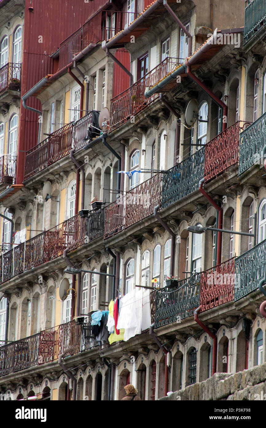 Portuguese windows and buildings hi-res stock photography and images ...