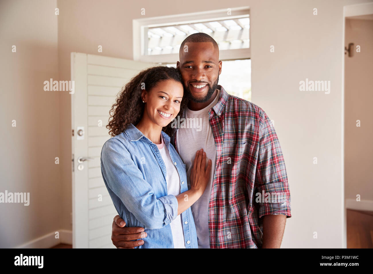 Open front door house person hi-res stock photography and images - Alamy
