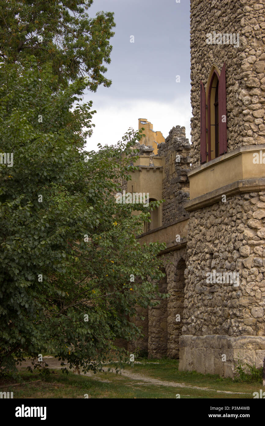 White tower castle walls tower hi-res stock photography and images - Alamy