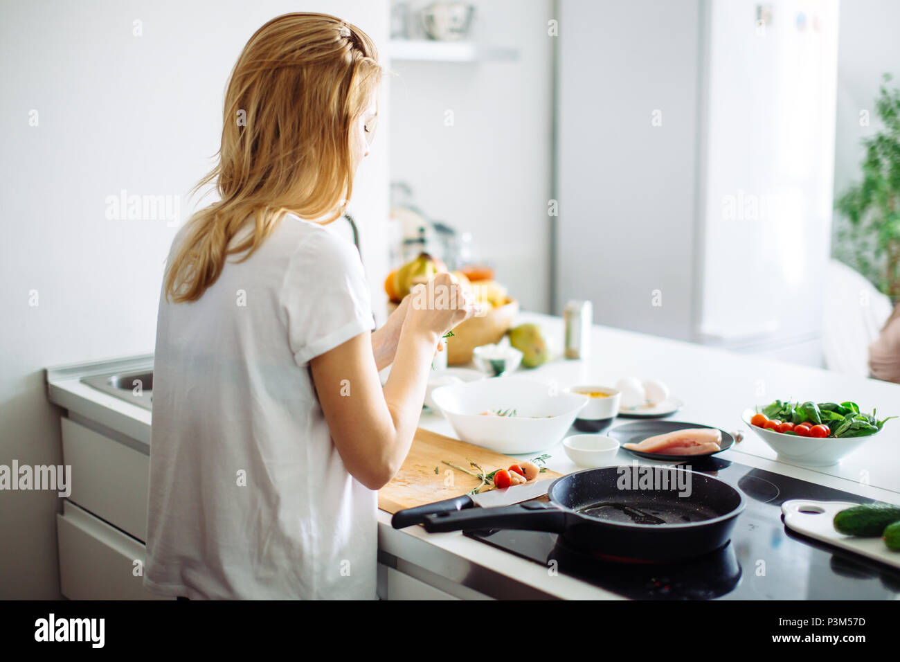Back view woman cooking in kitchen hi-res stock photography and images ...