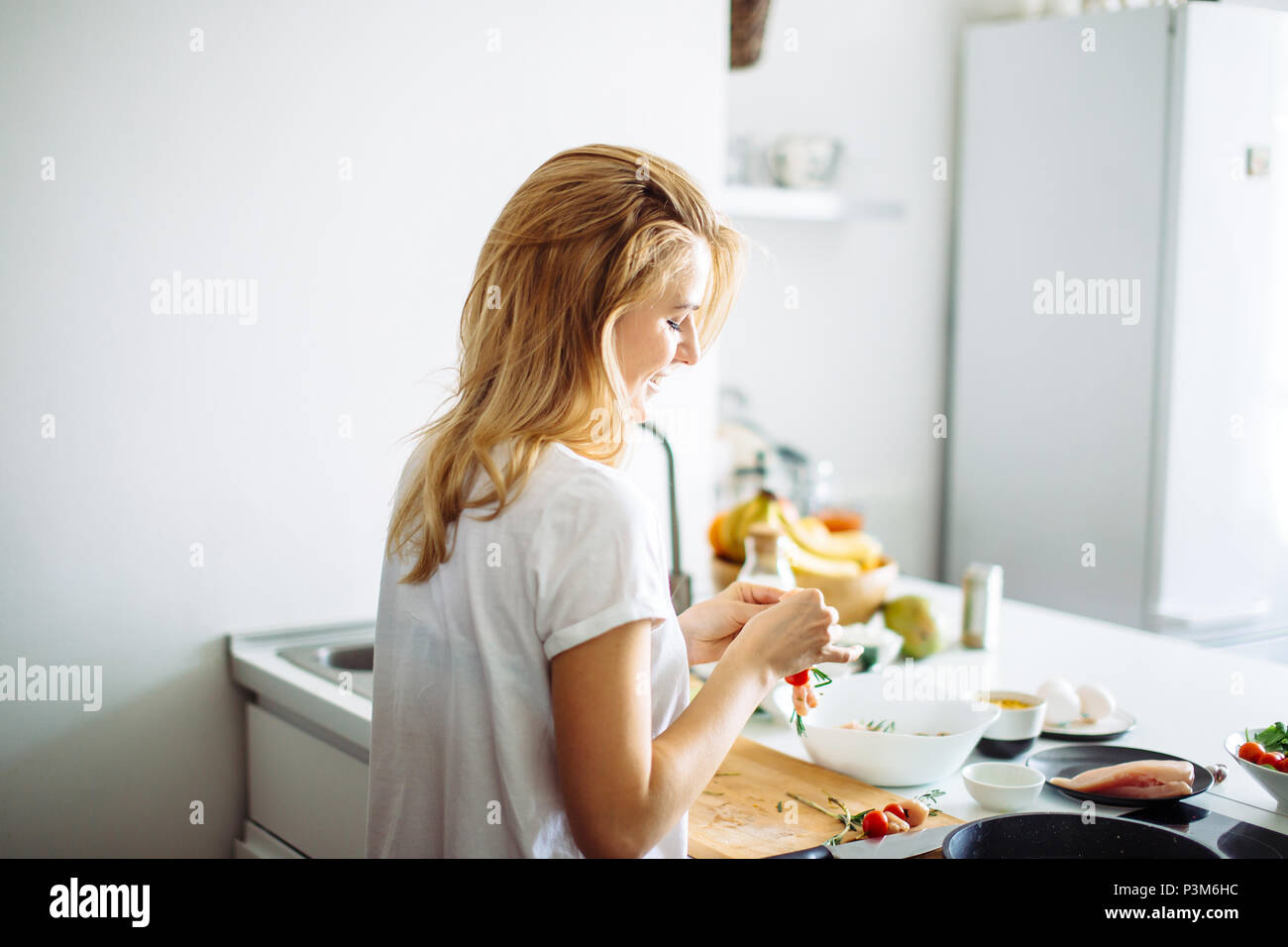 Back view woman cooking in kitchen hi-res stock photography and images ...