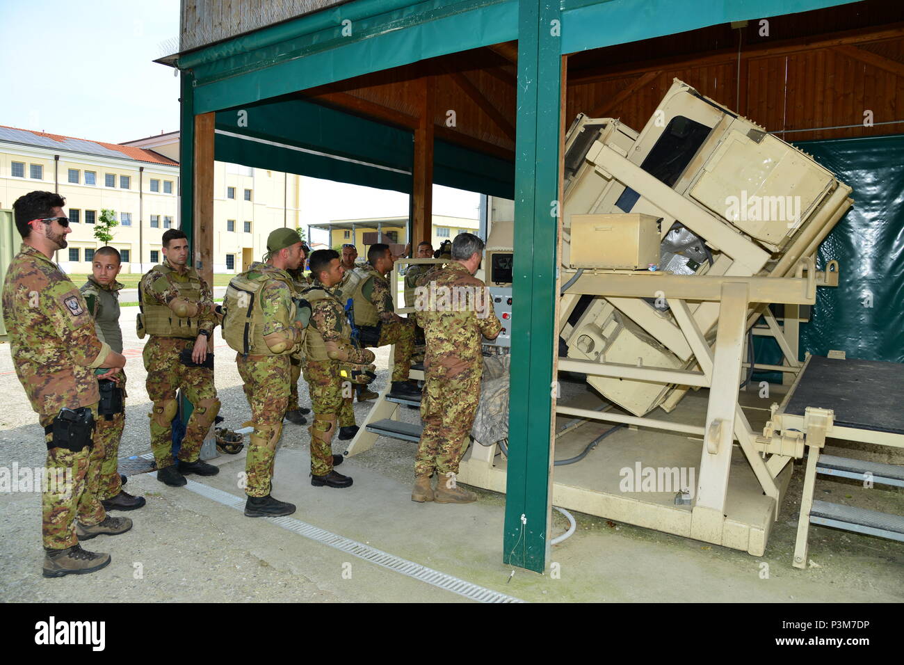 1st italian airborne regiment carabinieri tuscania hi-res stock ...