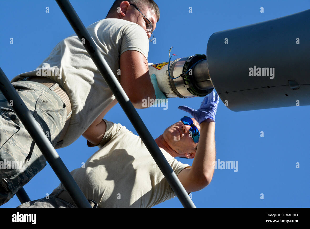 Drogue refueling basket hi-res stock photography and images - Alamy