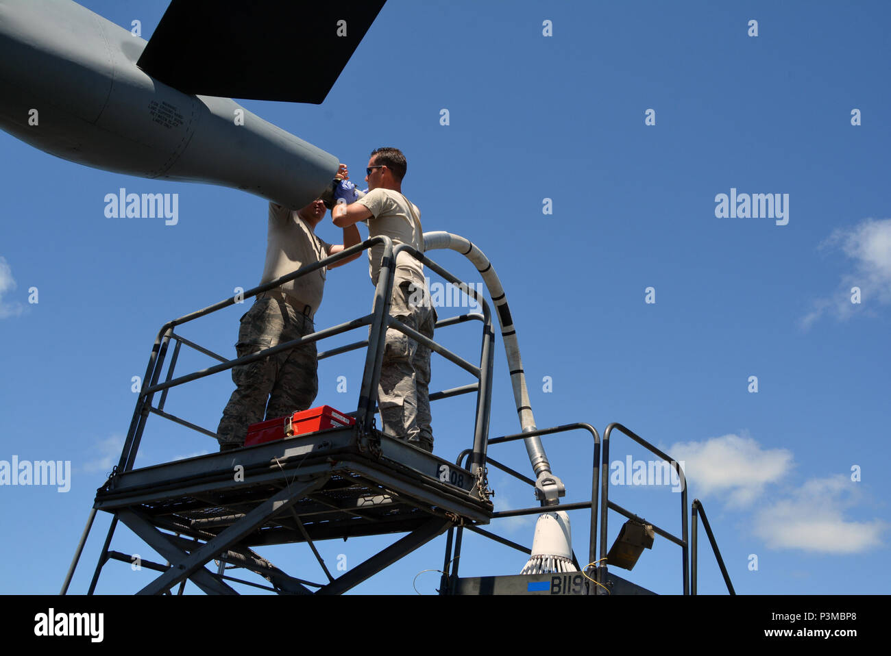 Drogue refueling basket hi-res stock photography and images - Alamy