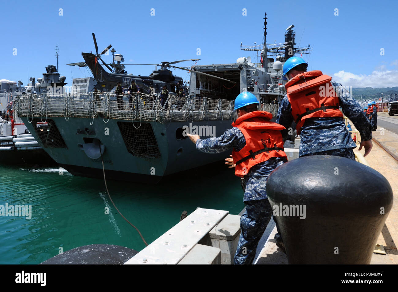 Uss cochrane hi-res stock photography and images - Alamy