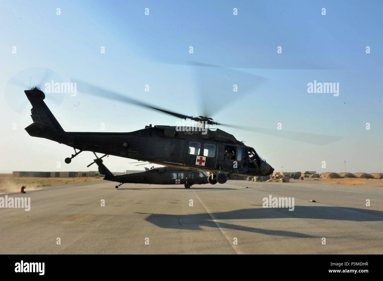 Black hawk helicopter iraq low hi-res stock photography and images - Alamy
