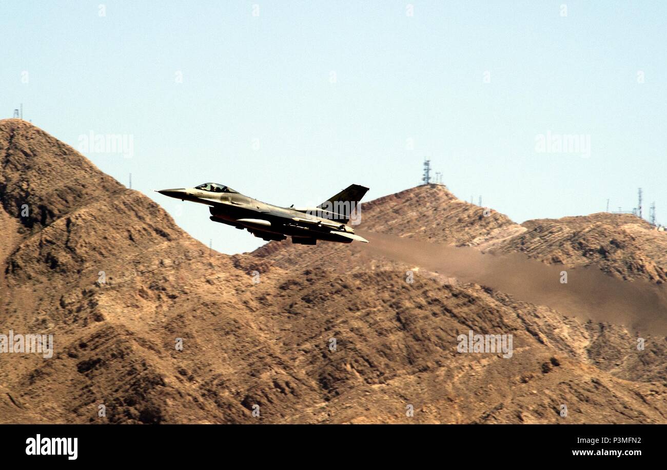 An f 16 fighting falcon from aviano air base hi-res stock photography ...