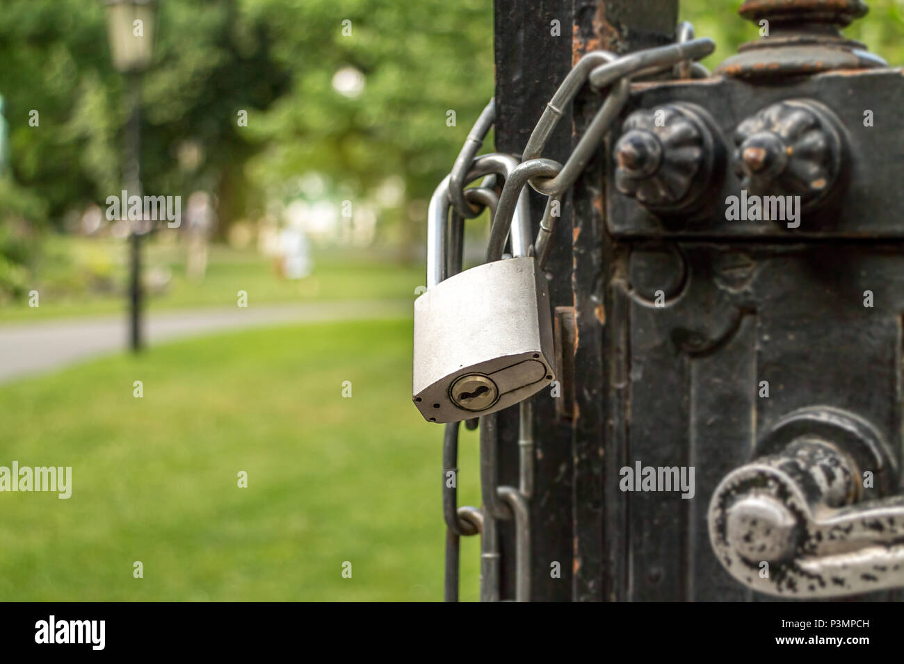 Black padlocked entry gate hi-res stock photography and images - Alamy