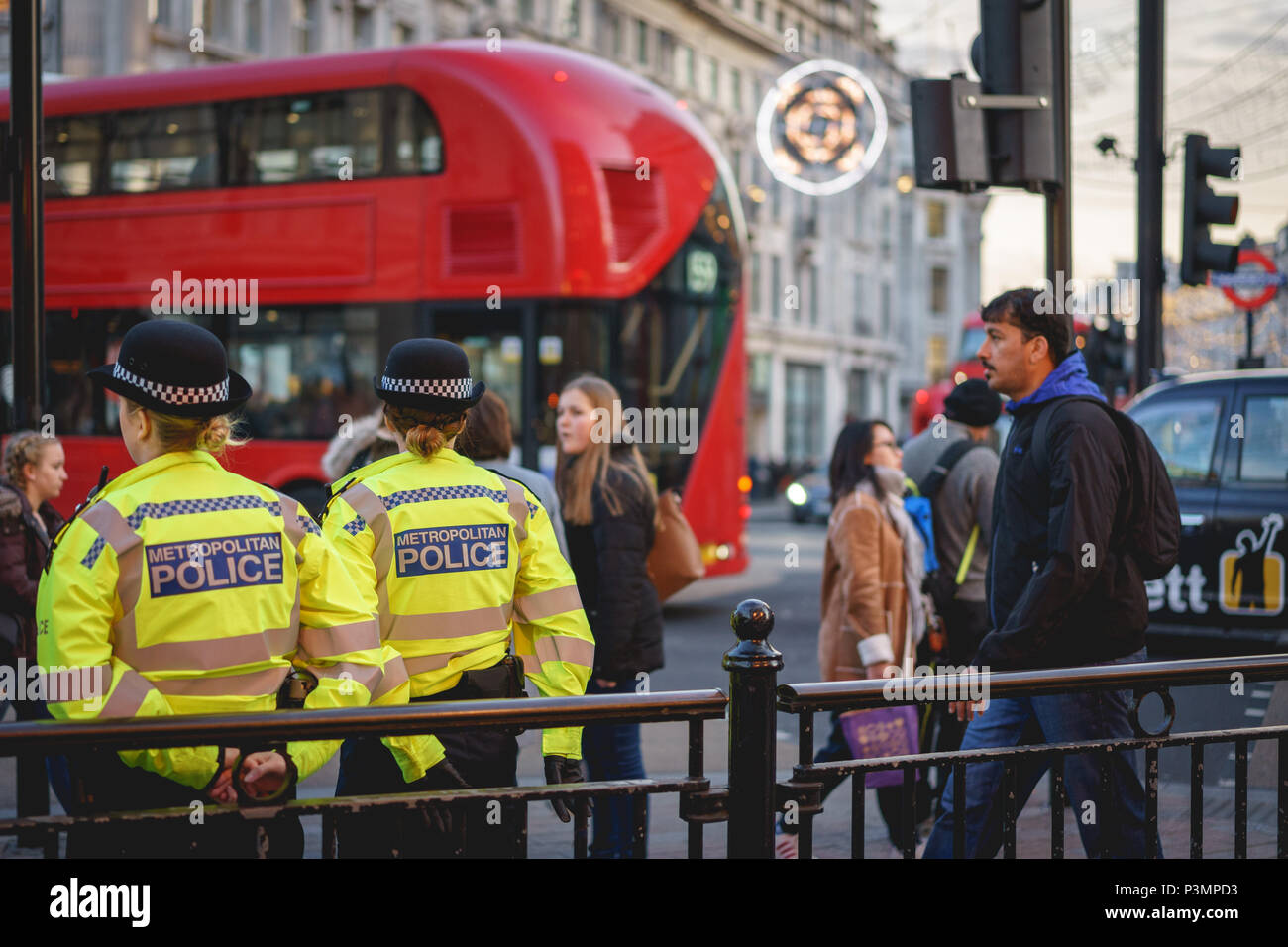 Circus crowd hi-res stock photography and images - Alamy