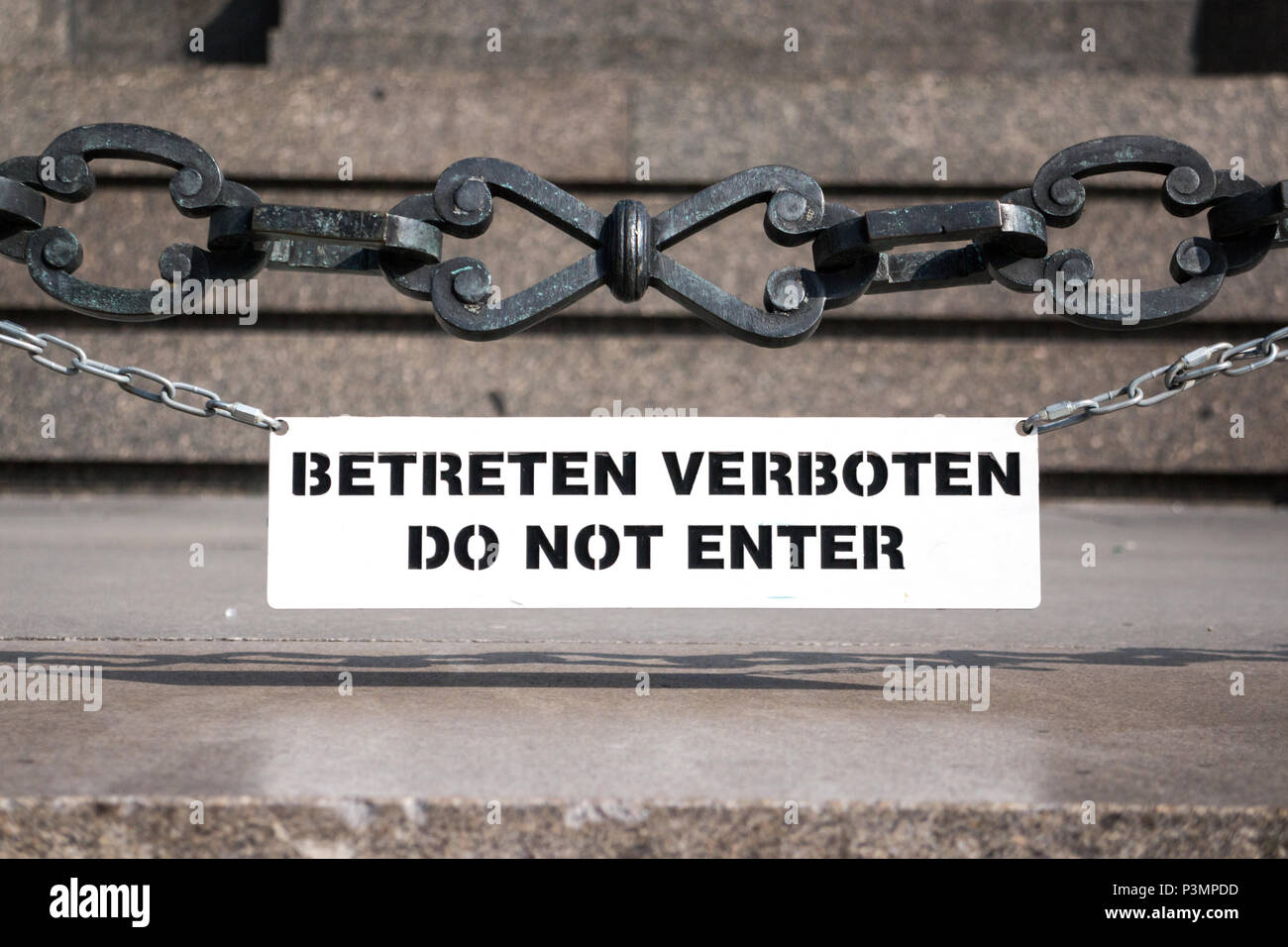 Danger do not stand on chains sign hi-res stock photography and images ...