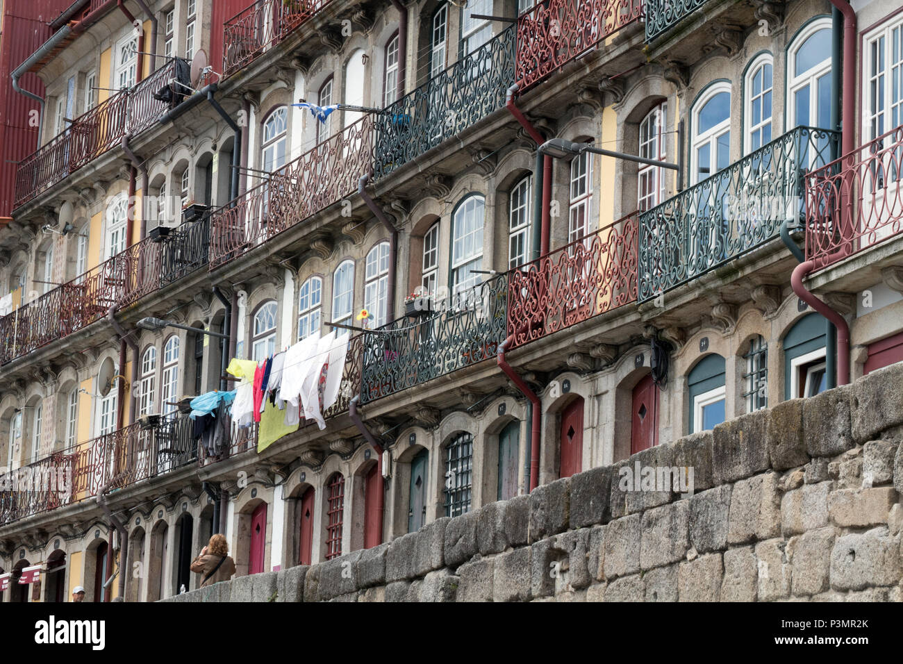 Portuguese windows and buildings hi-res stock photography and images ...