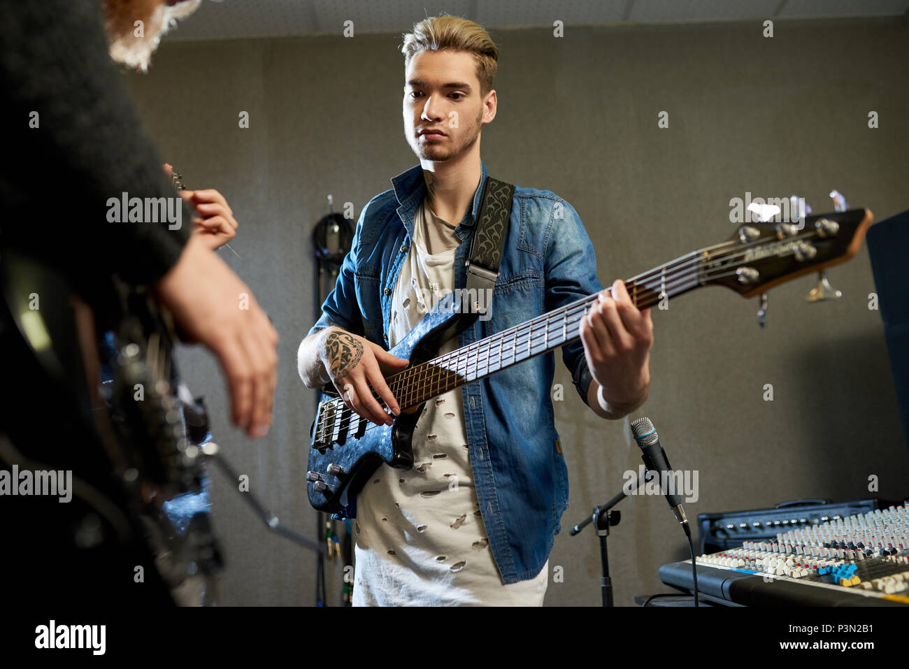 Working musicians hi-res stock photography and images - Alamy