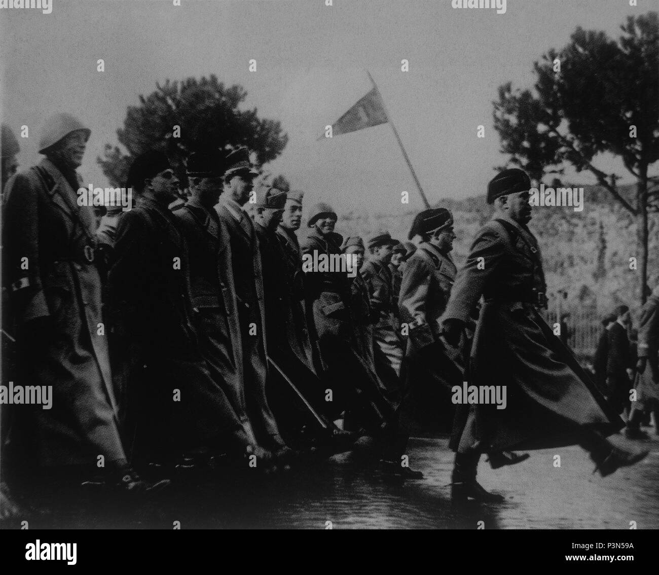 MUSSOLINI DIRIGIENDO A LOS OFICIALES FASCISTAS EN LA MARCHA SOBRE ROMA ...