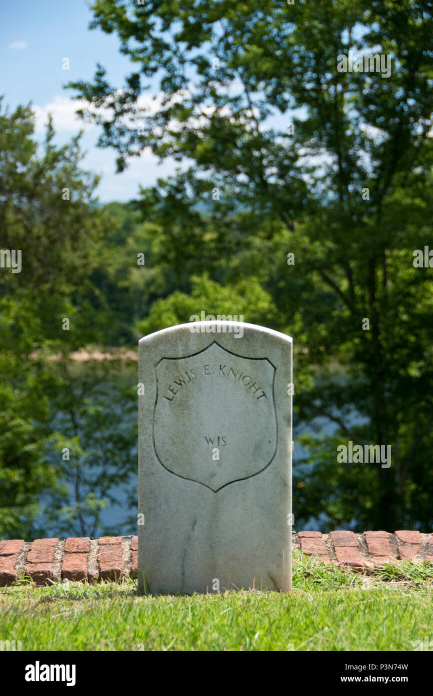 Grave of a Wisconsin soldier killed at the 1862 Battle of Shiloh ...