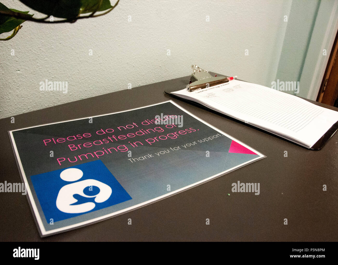 Breastfeeding sign hi-res stock photography and images - Alamy