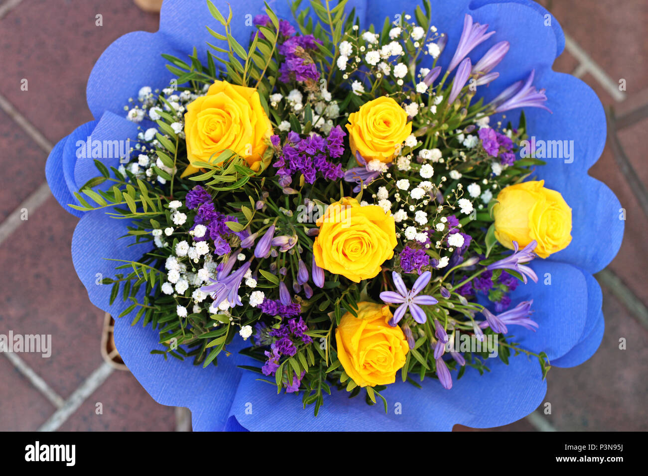 Yellow Roses Bouquet Flowers Arrangement Stock Photo - Alamy