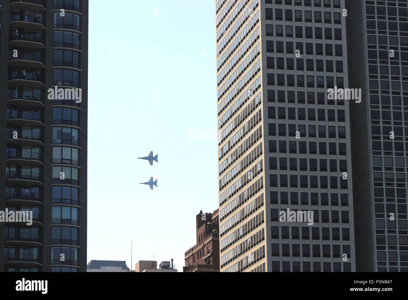 Flying between buildings hi-res stock photography and images - Alamy