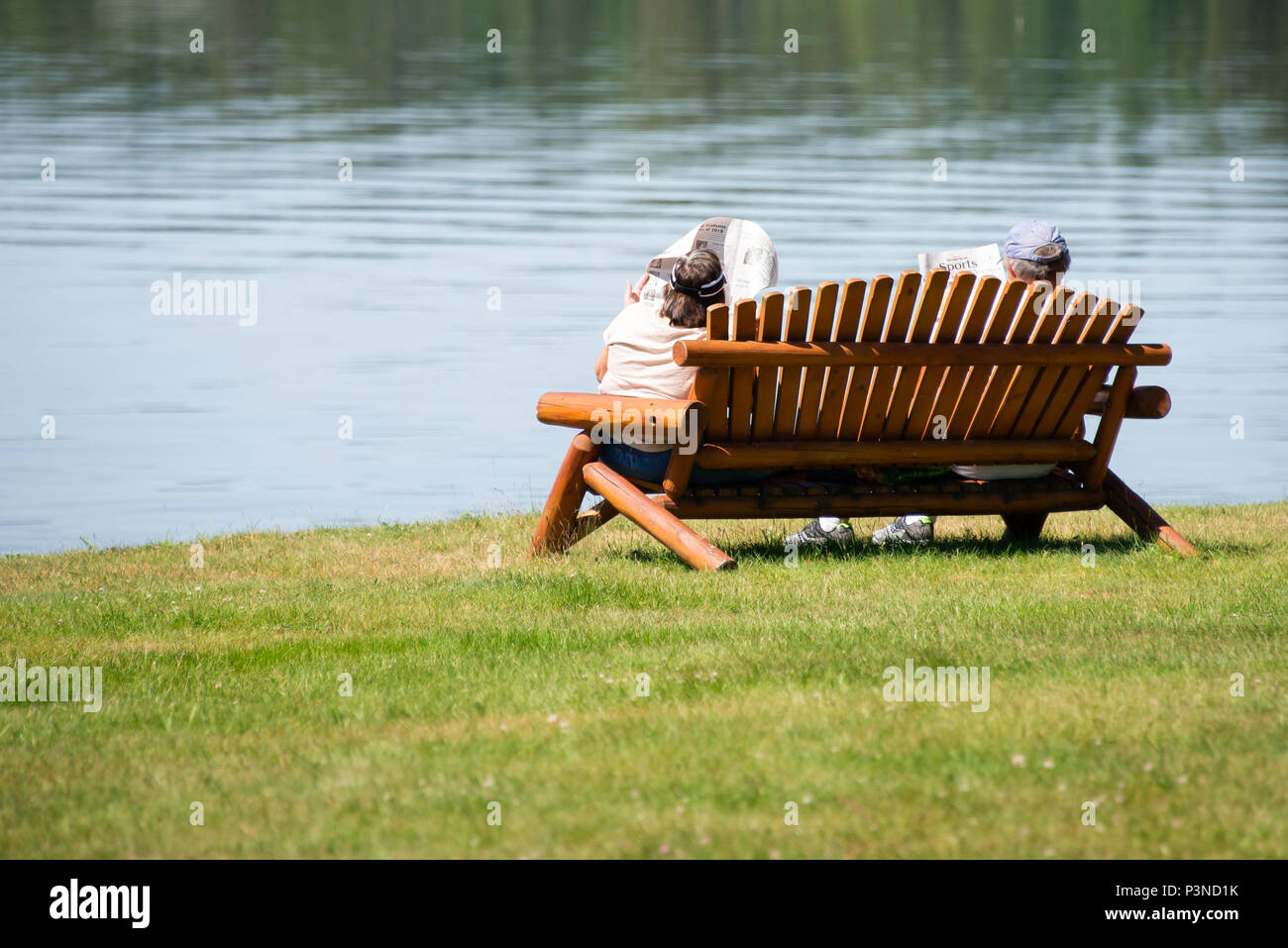 People sitting on park bench hi-res stock photography and images - Alamy