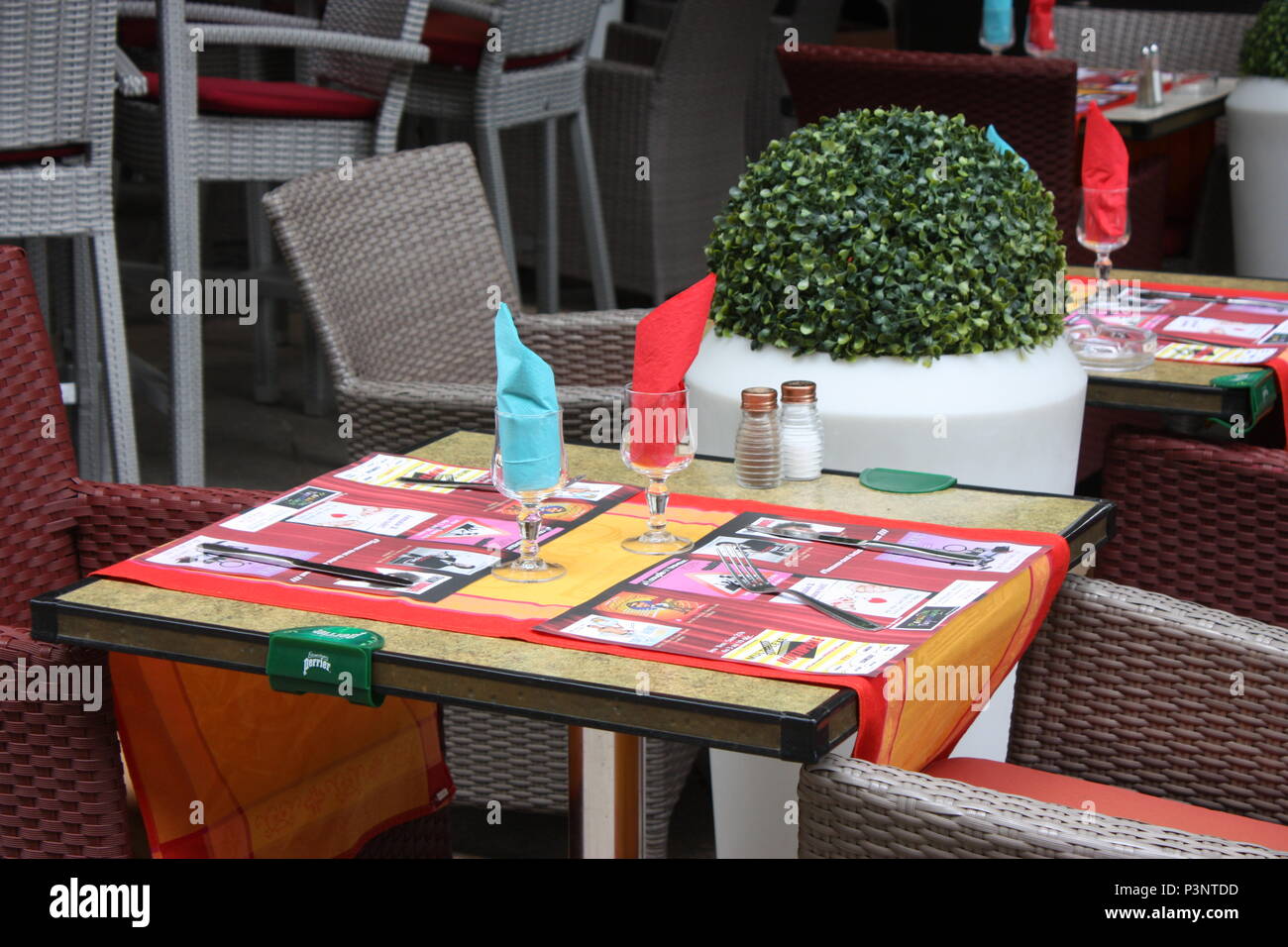 Paris flower daytime hi-res stock photography and images - Alamy