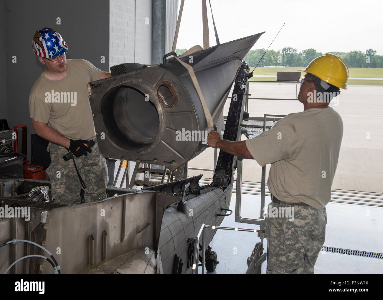 U.S. Army Sgt. Donnie Parker (left) and Sgt. Julio Rivera (right ...