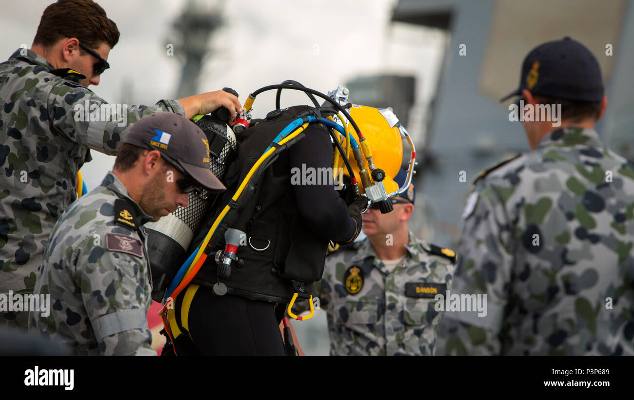 An Australian Clearance Diver from the Underwater Battle Damage Repair ...