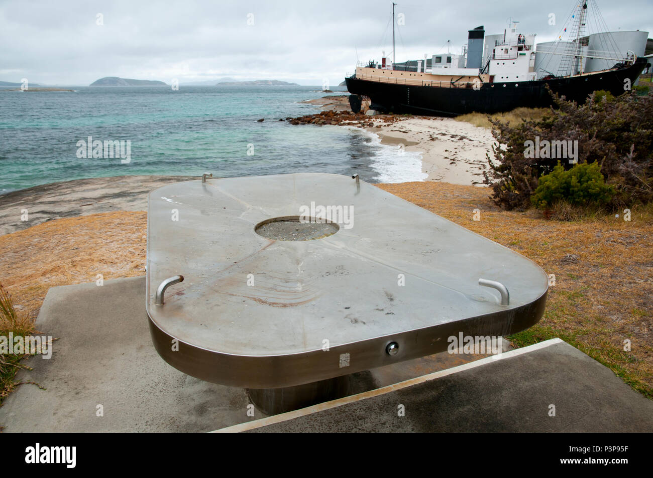 Fish cleaning hi-res stock photography and images - Alamy