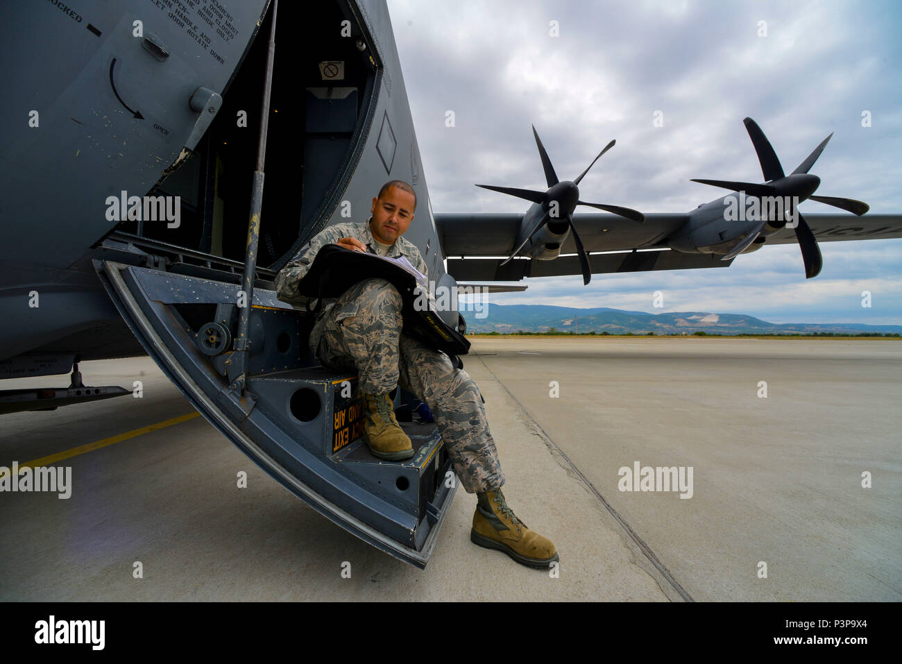U.S. Air Force Master Sgt. Kevin Hayes, 86th Aircraft Maintenance ...