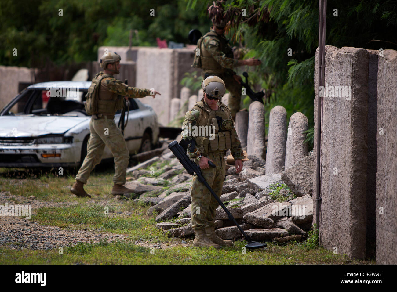 Australian Clearance Divers from the Maritime Explosive Ordinance ...