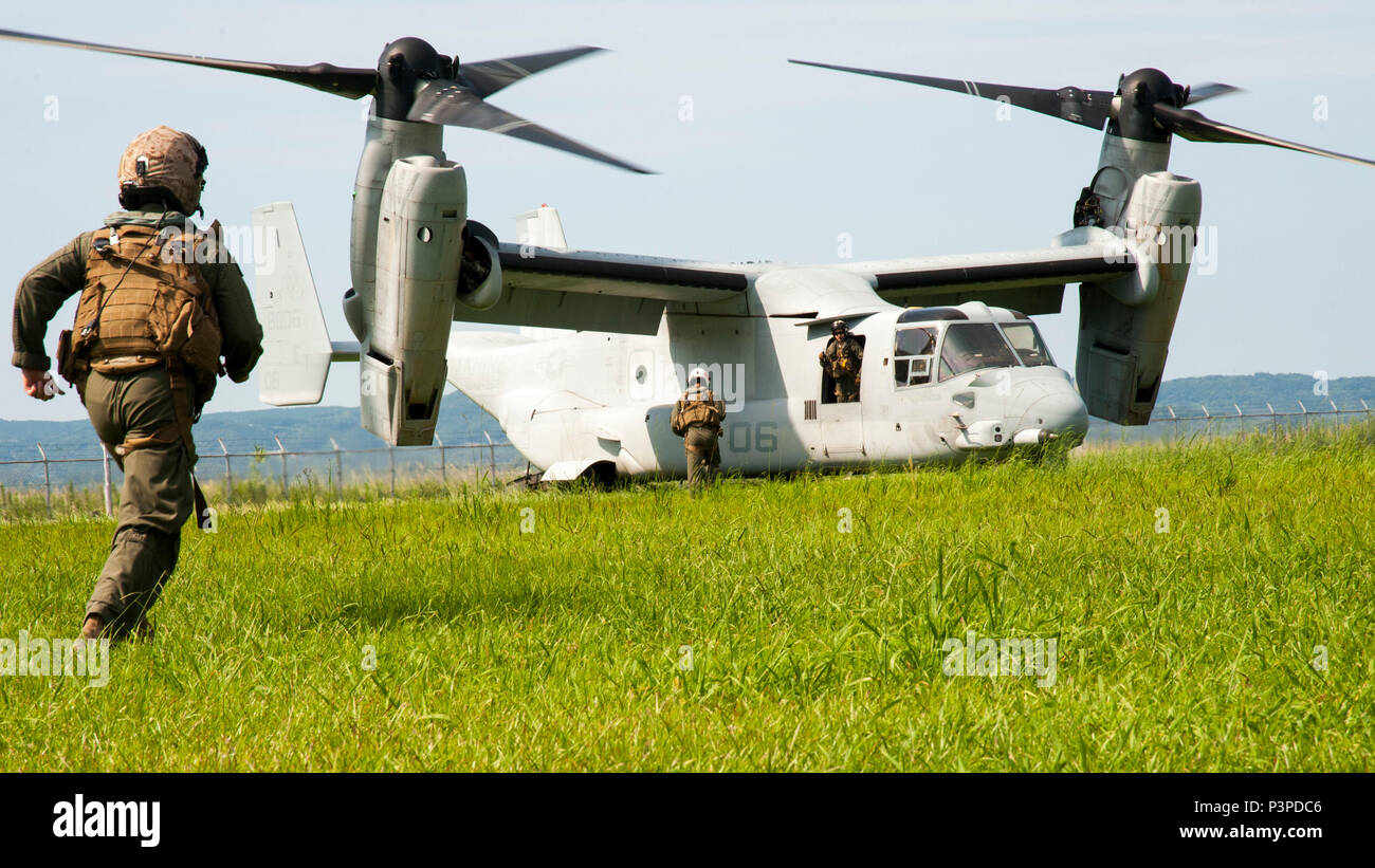 160722-N-NY430-168 SASEBO, Japan (July 22, 2016) An MV-22 Osprey ...