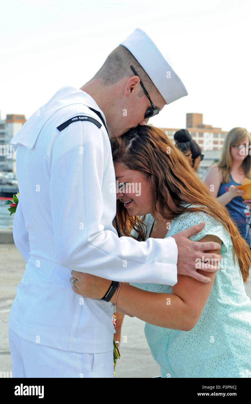 160713-N-VK873-281 NORFOLK, Va. (July 13, 2016) Logistics Specialist ...