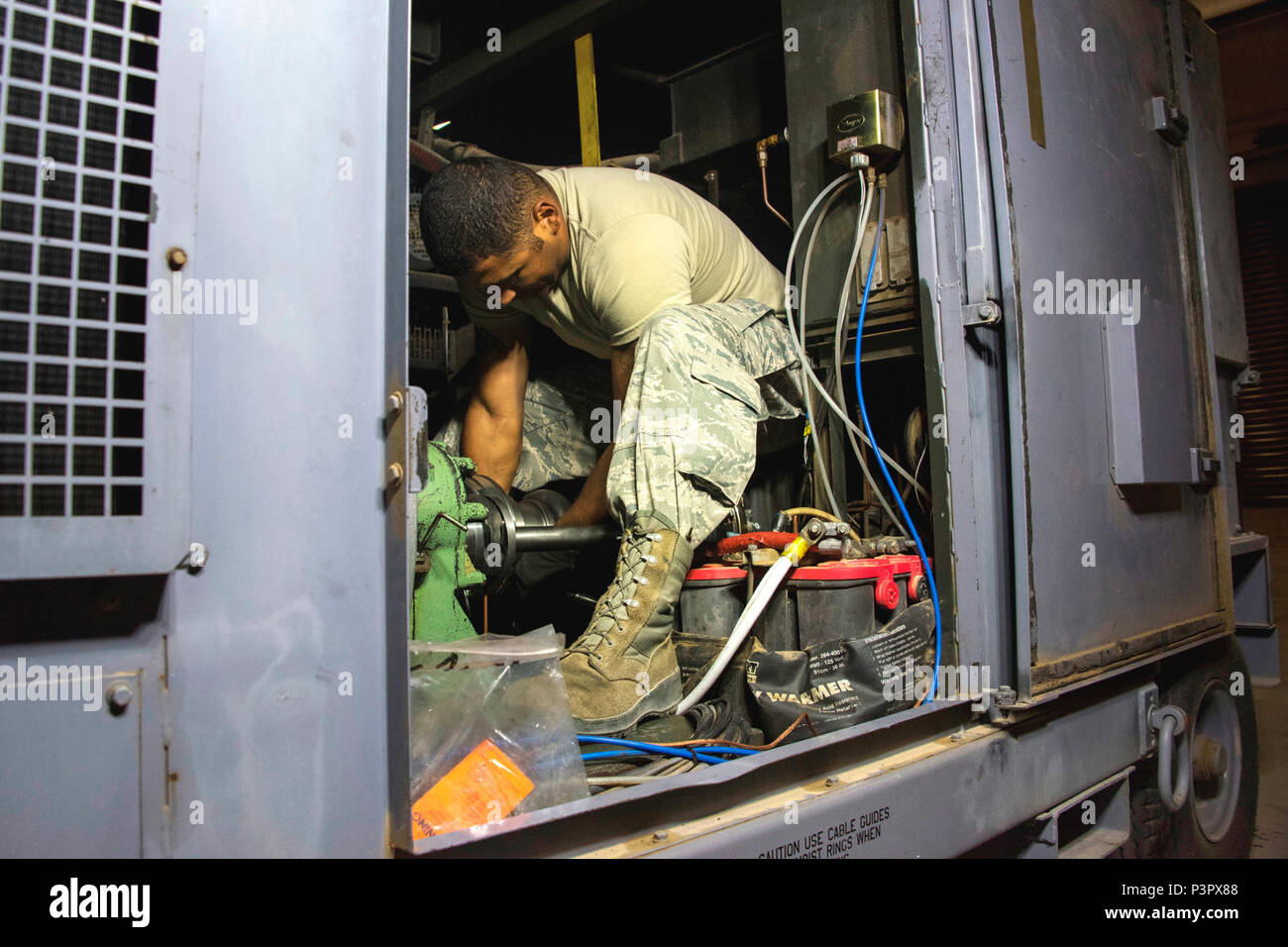 Aircraft hydraulic servicing unit hi-res stock photography and images ...