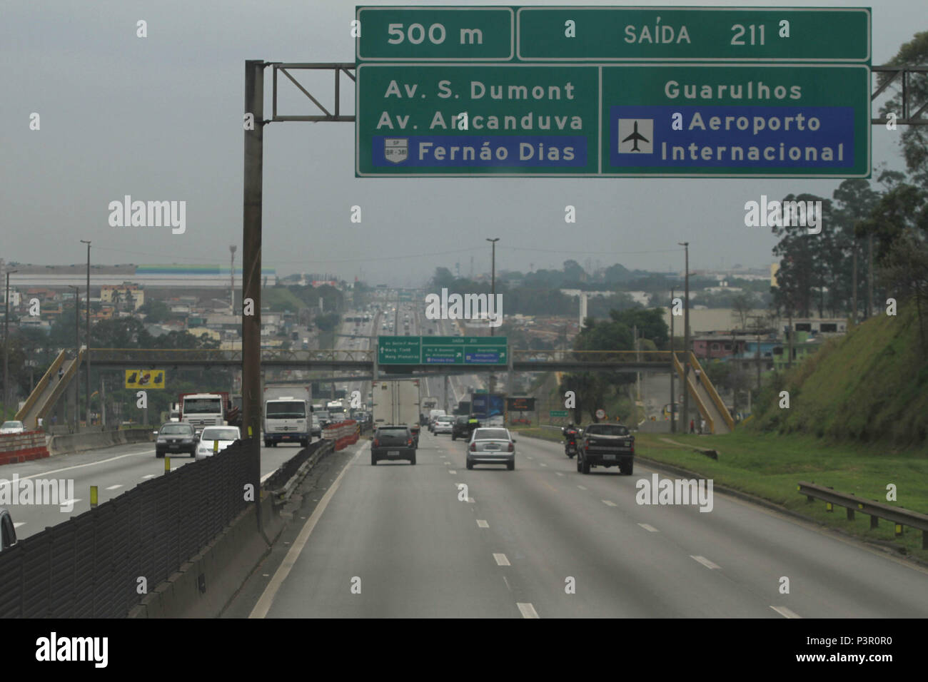 SÃO PAULO, SP - 28.09.2015: RODOVIA PRESIDENTE DUTRA - Rodovia ...