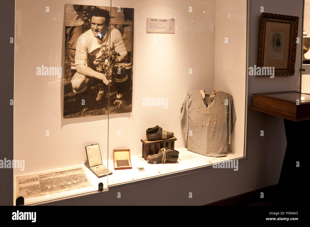 MONTEVIDÉU, URUGUAI - 20.08.2015: MUSEUS DE MONTEVIDÉU - Camisa e ...