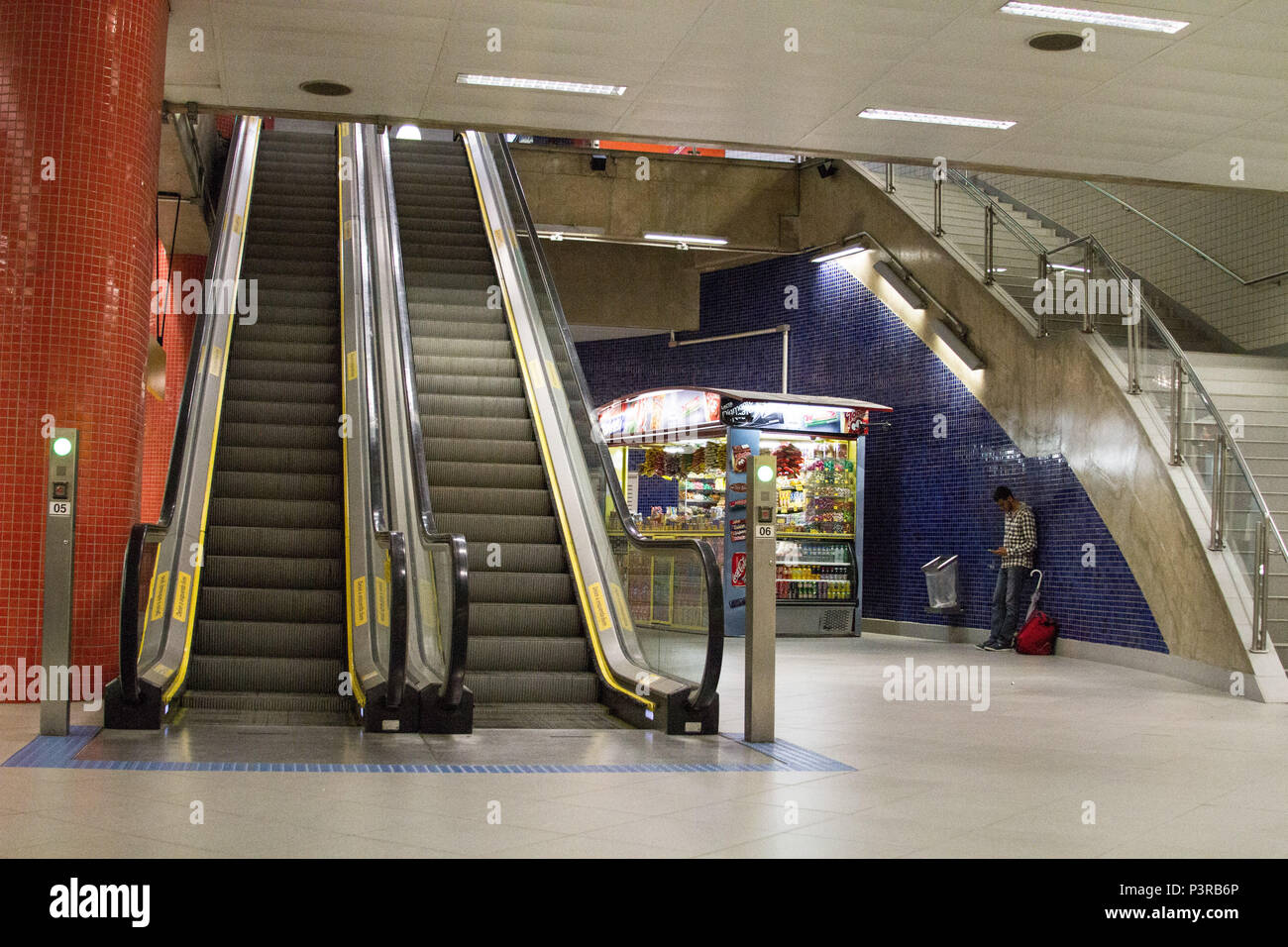 Escada rolante hi-res stock photography and images - Alamy