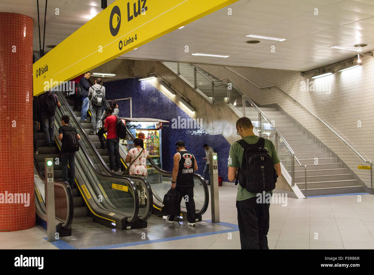 SÃO PAULO, SP - 06.11.2015: ESTAÇÃO LUZ DO METRÔ - Escada rolante na ...