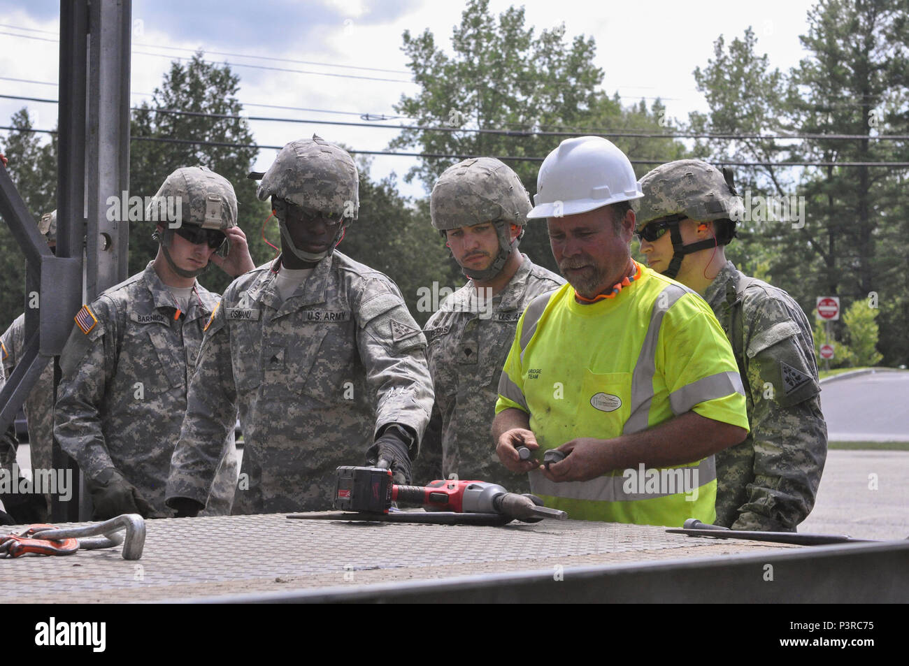 U.S. Soldiers assigned to the 250th Engineer Company, Connecticut ...