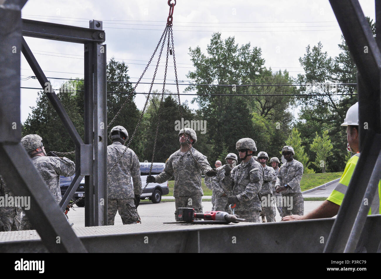 U.S. Soldiers assigned to the 250th Engineer Company, Connecticut ...