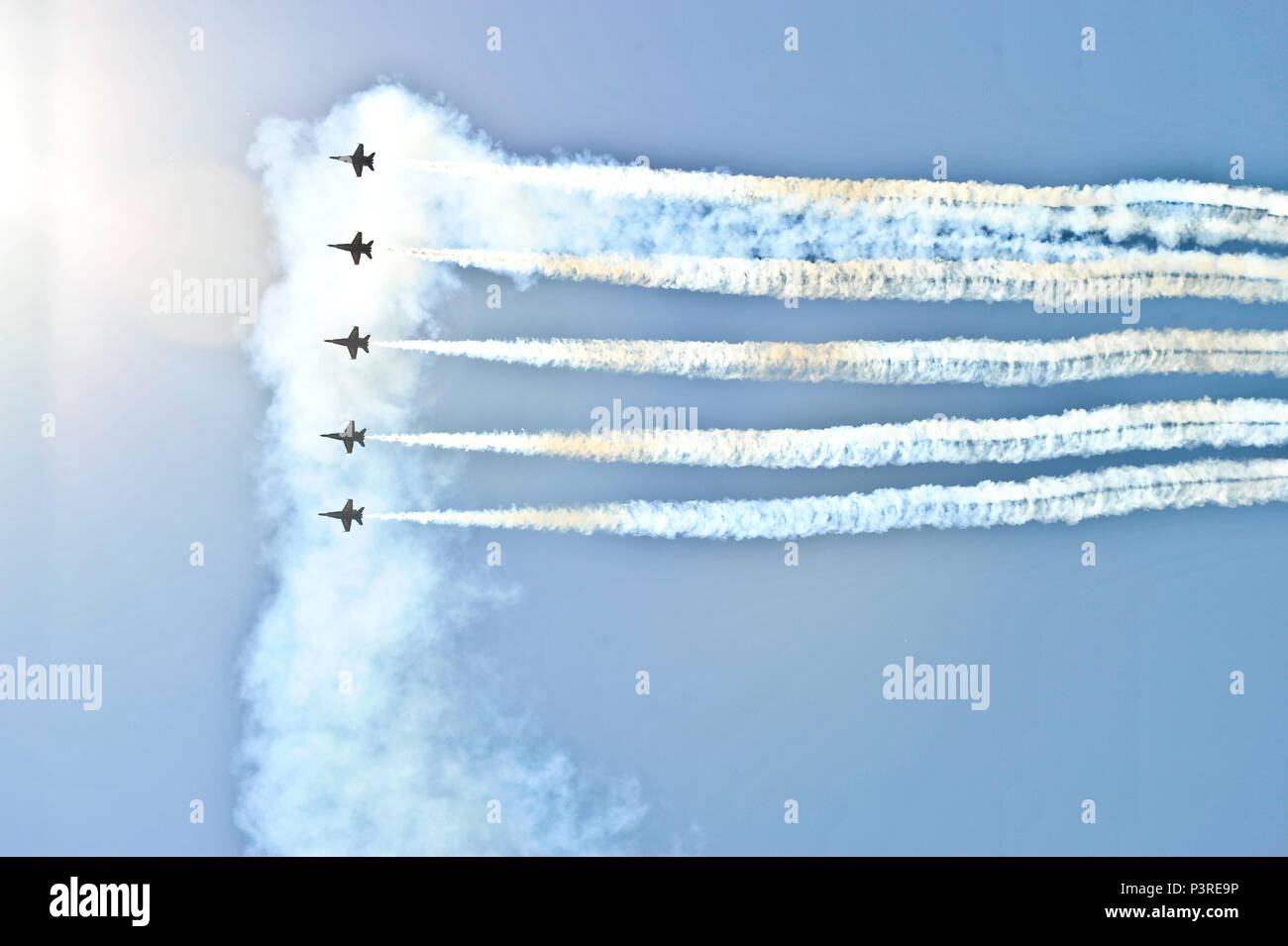 Line abreast loop hi-res stock photography and images - Alamy