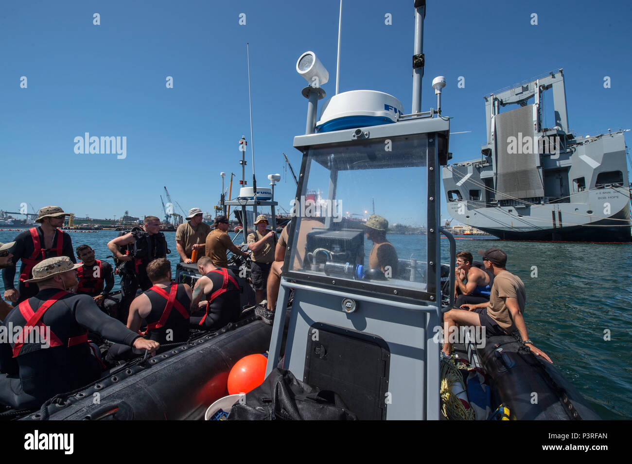 Mine clearance divers hi-res stock photography and images - Alamy