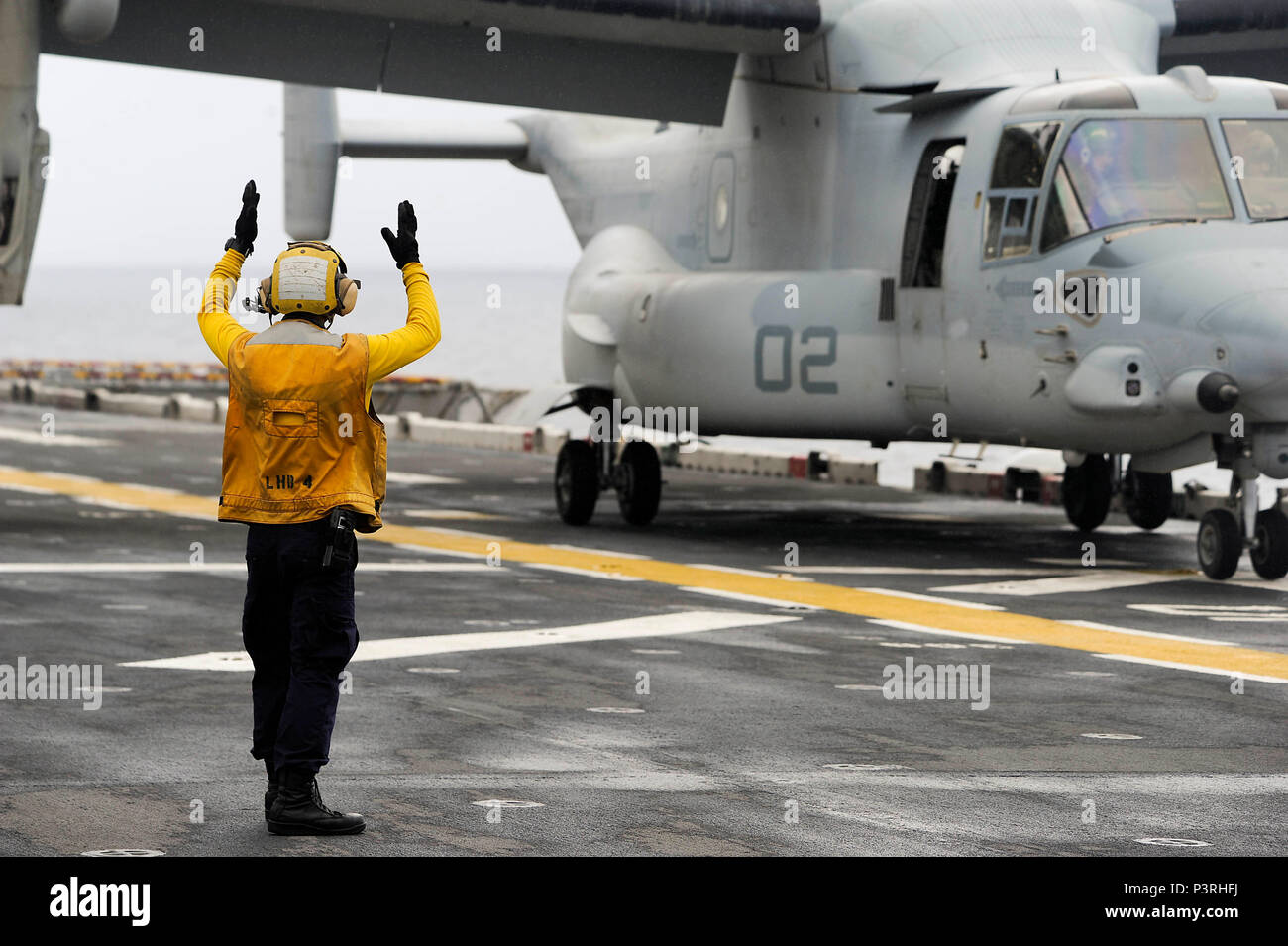 The amphibious assault ship USS Boxer (LHD 4) conducts flight ...