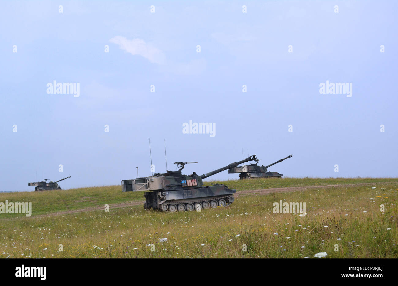Firing m109a6 paladin hi-res stock photography and images - Alamy