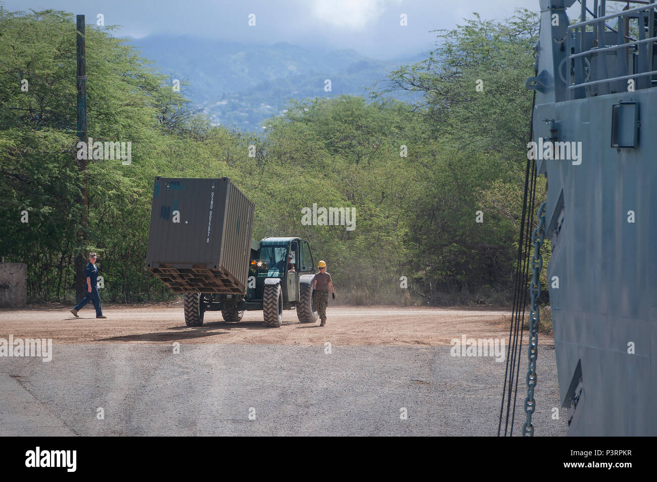 Navy Reservists from the Navy Cargo Handling Battalion (NCHB – 10) move ...