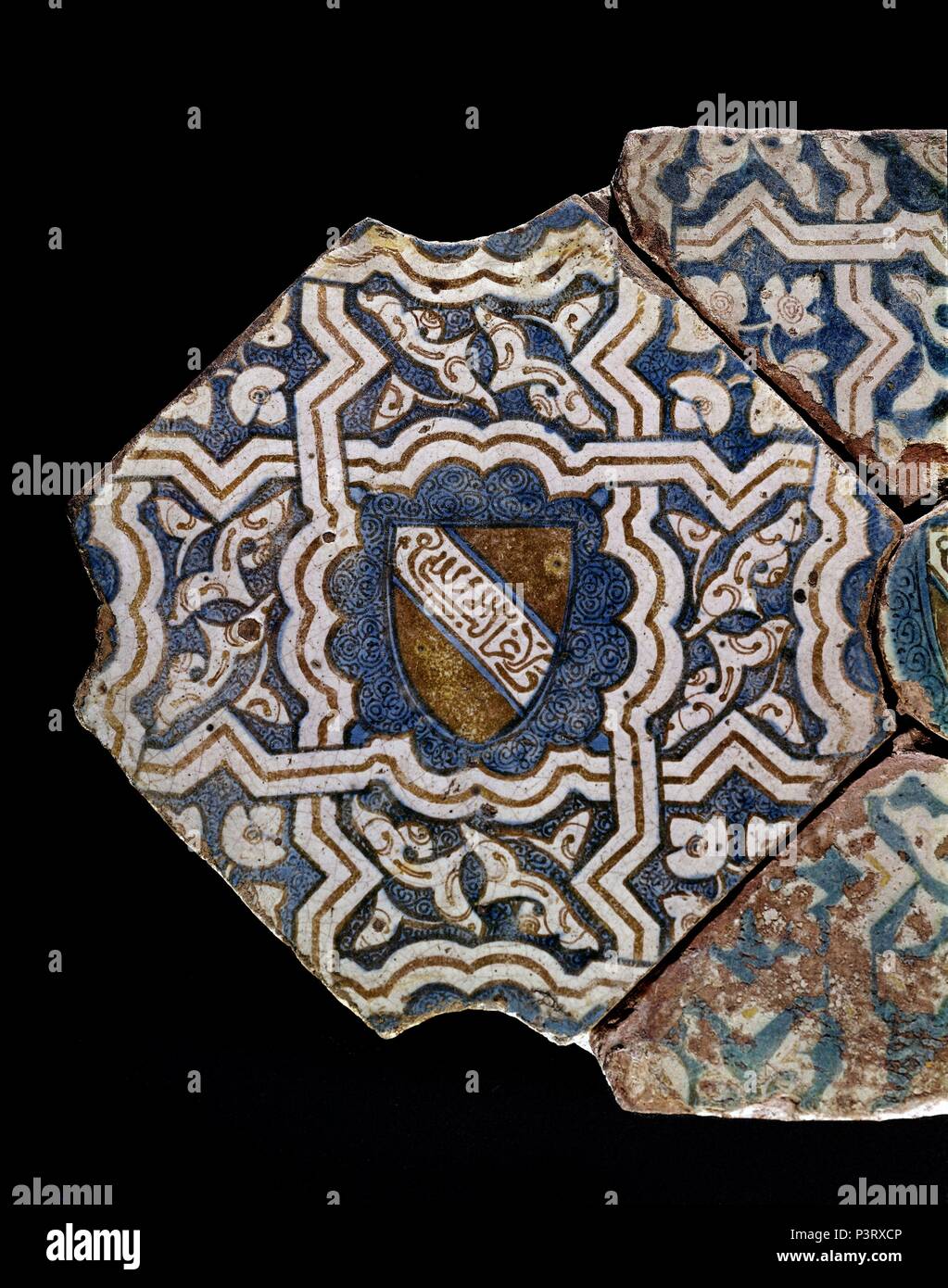 AZULEJO DE SOLERIA CON ESCUDO NAZARI-S XIV-PROCEDE ALHAMBRA. Location ...