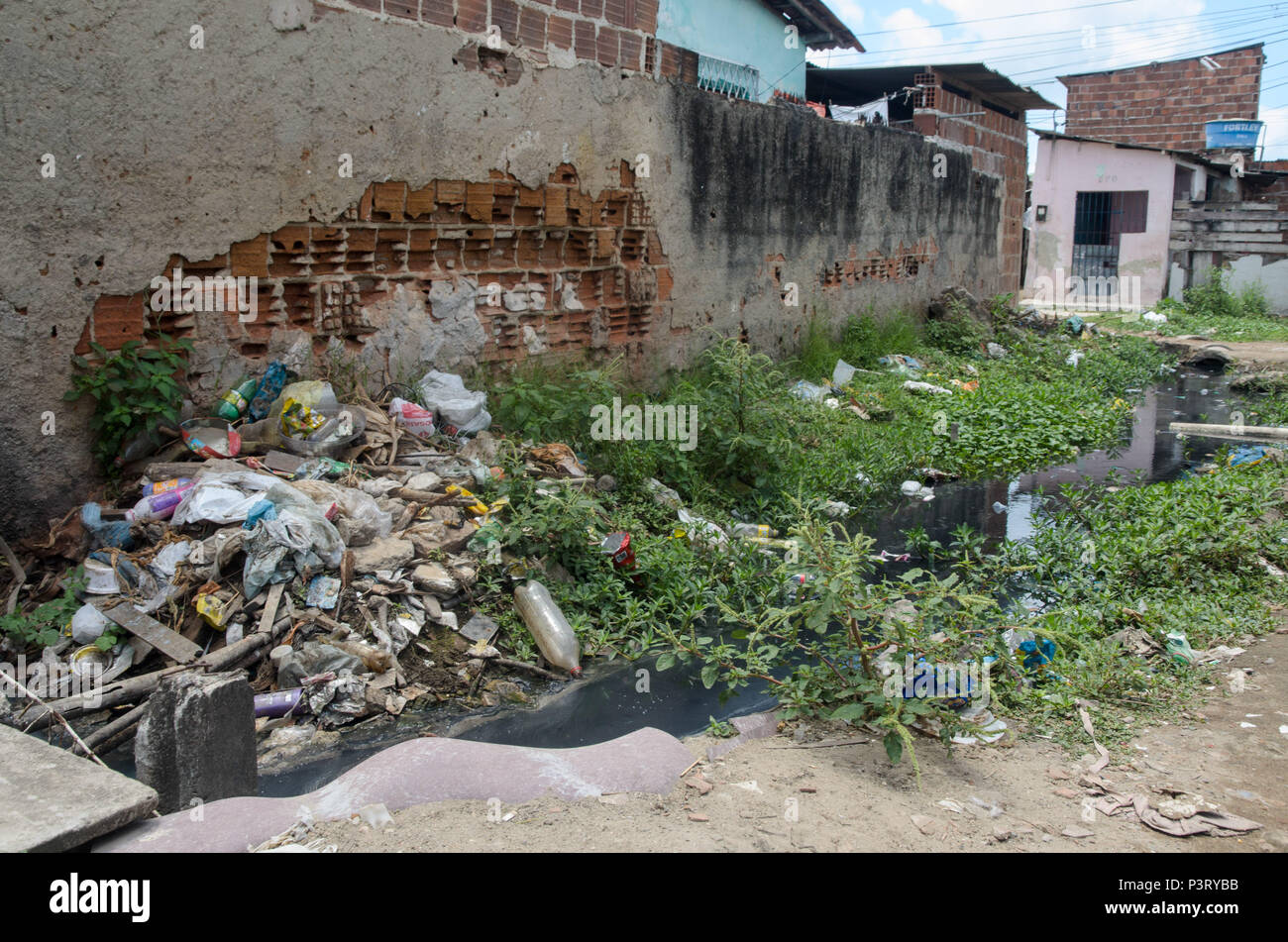 RECIFE, PE - 10.10.2015: SANEAMENTO E ESGOTO - Saneamento e sistema de ...